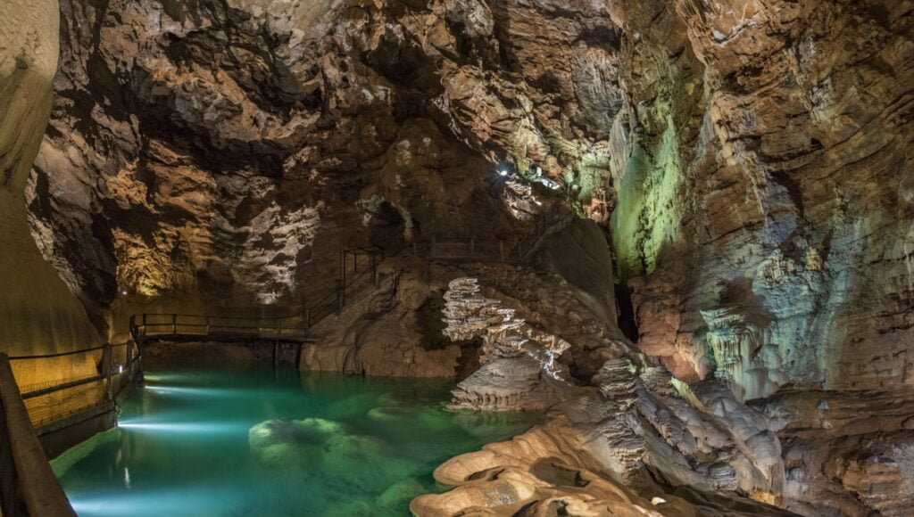 Histoire du Gouffre de Padirac : légendes et caractéristiques - Chronomundi